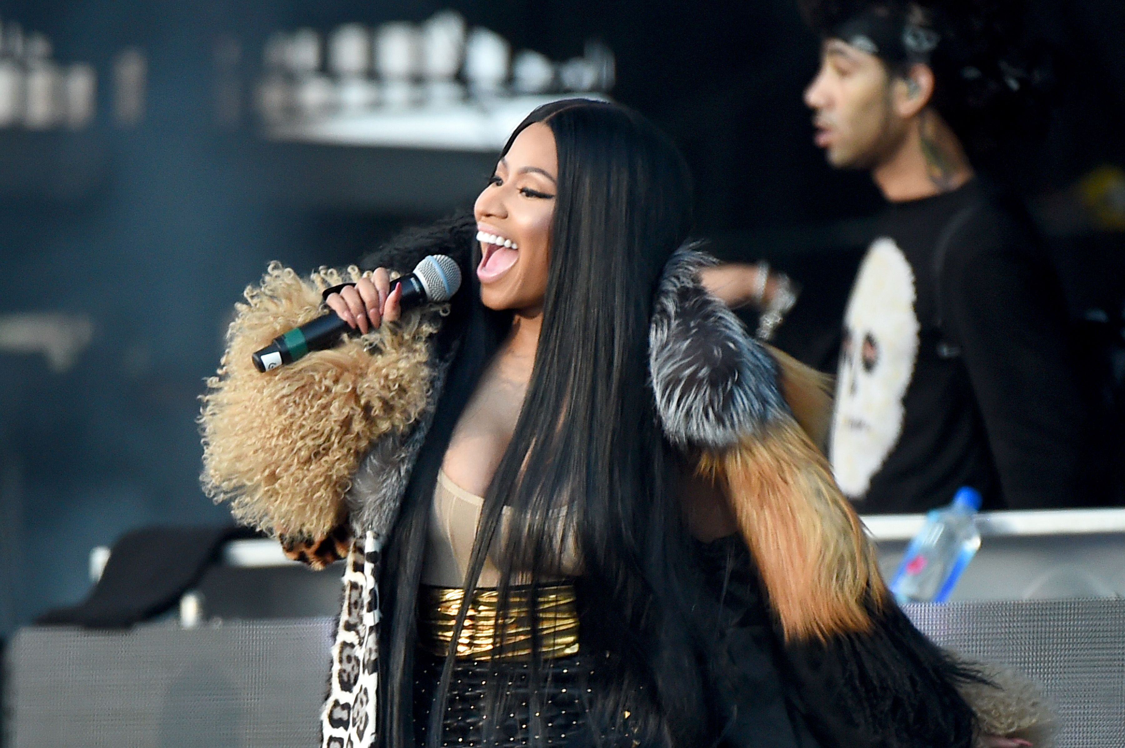 Nicki Minaj Serves Boss Looks In Cute New Kissy Photo
