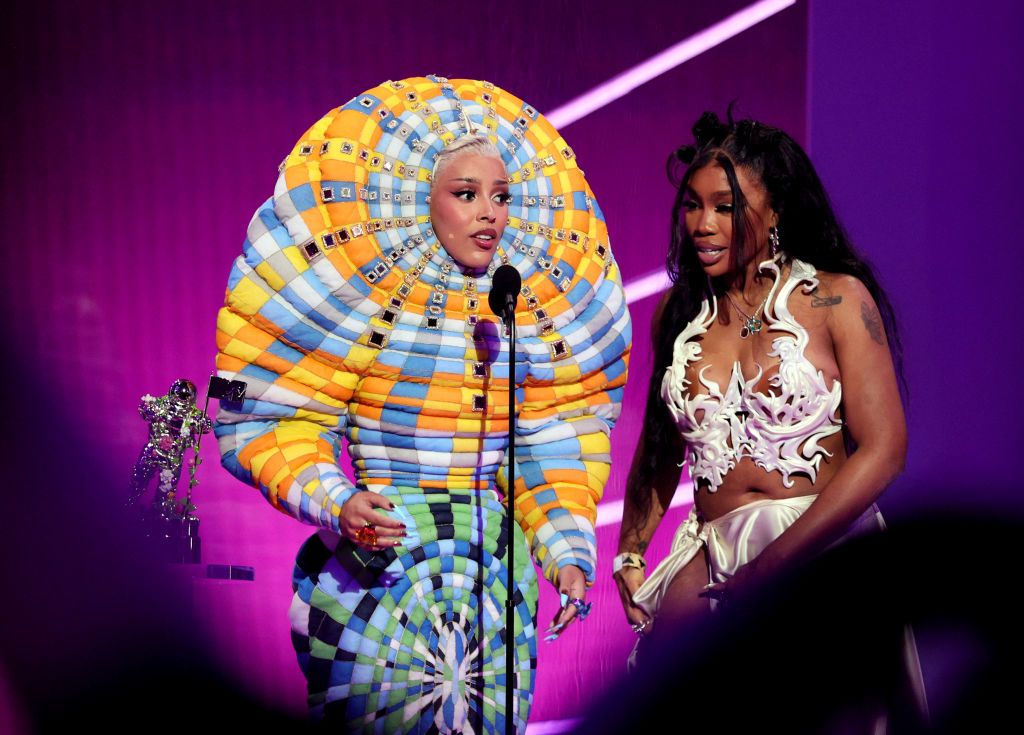 SZA's Dad Calls Out Doja Cat For Not Letting Her Speak During Award ...