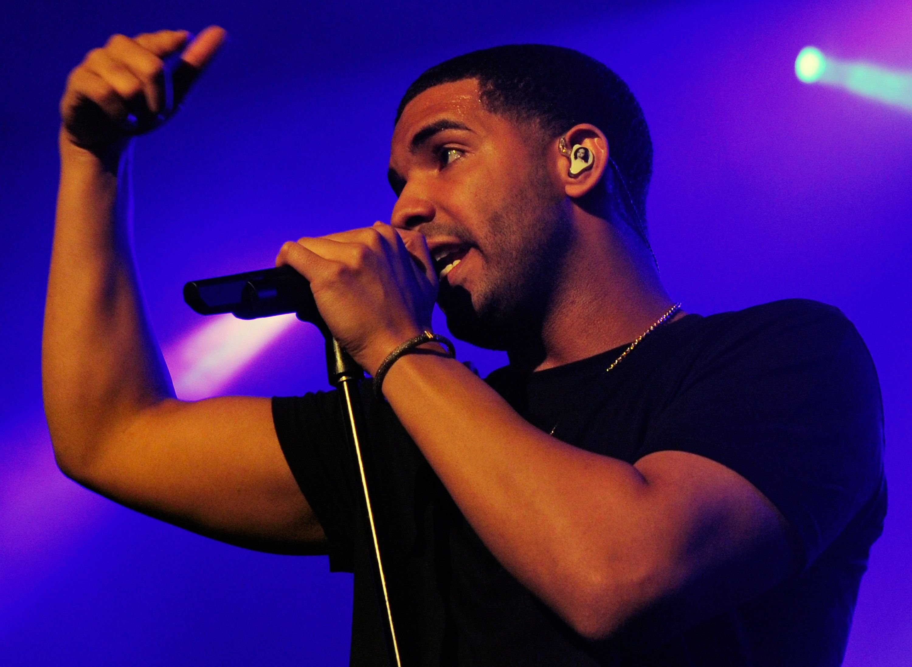 Model Calls Cops After Drake Threatens Her Via Text