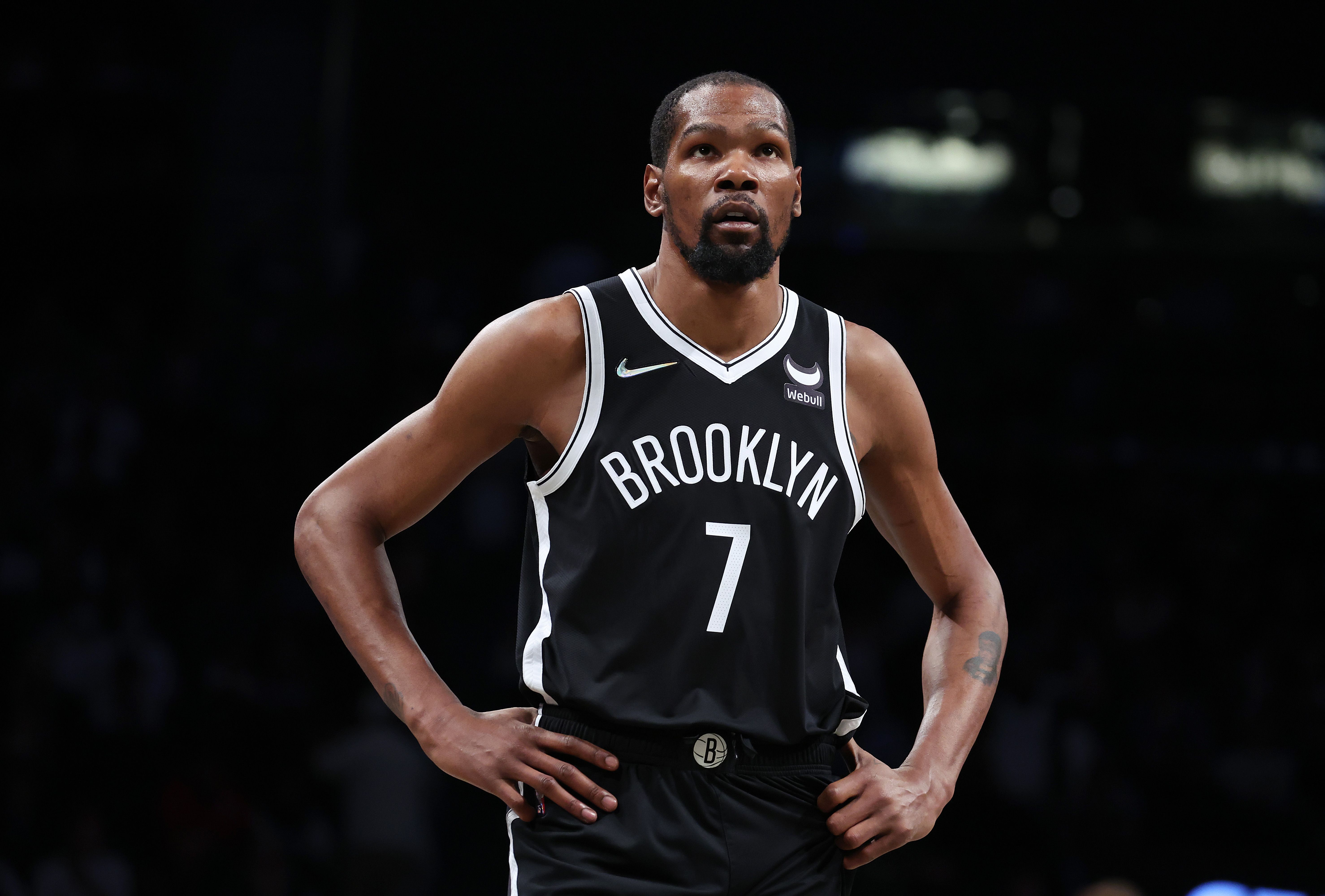 Kevin Durant Hilariously Snaps At Fan Sitting Courtside